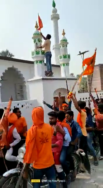 Hindu extremists plant saffron flag on top of a Mosque - Hindutva Watch