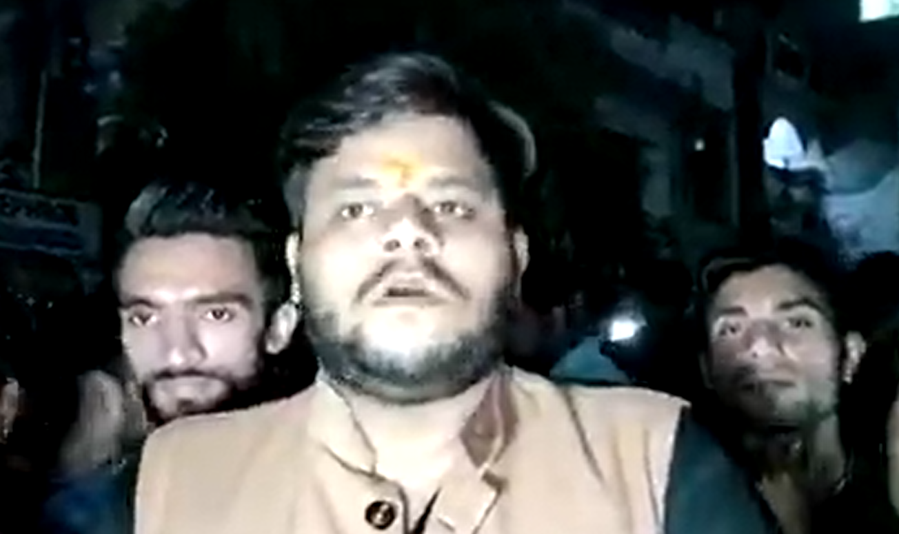 Bajrang Dal members stop Muslim family from offering prayers on their ...