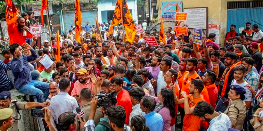 Right-wing propaganda channels active on social media, share ...